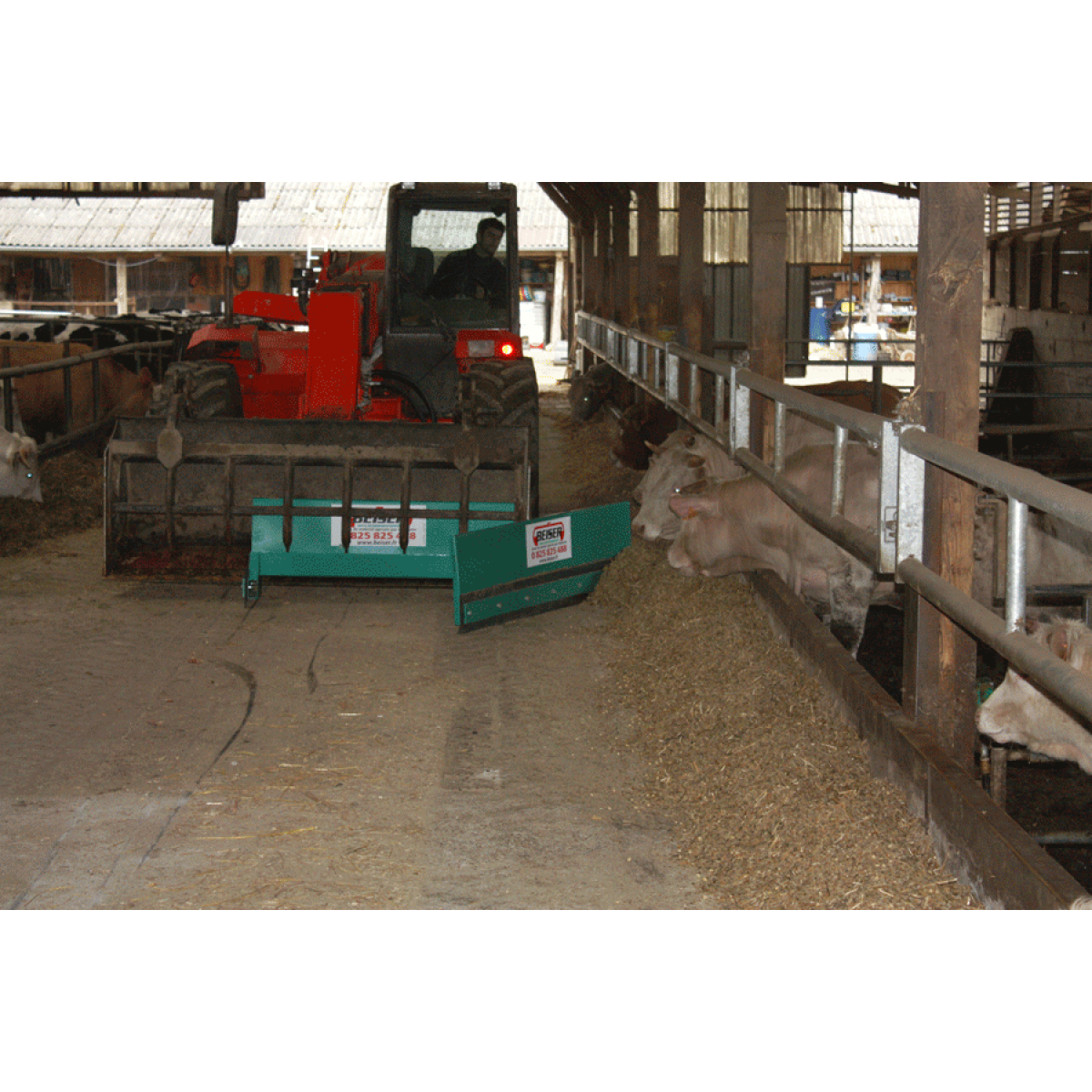 Lame repousse fourrage peinte