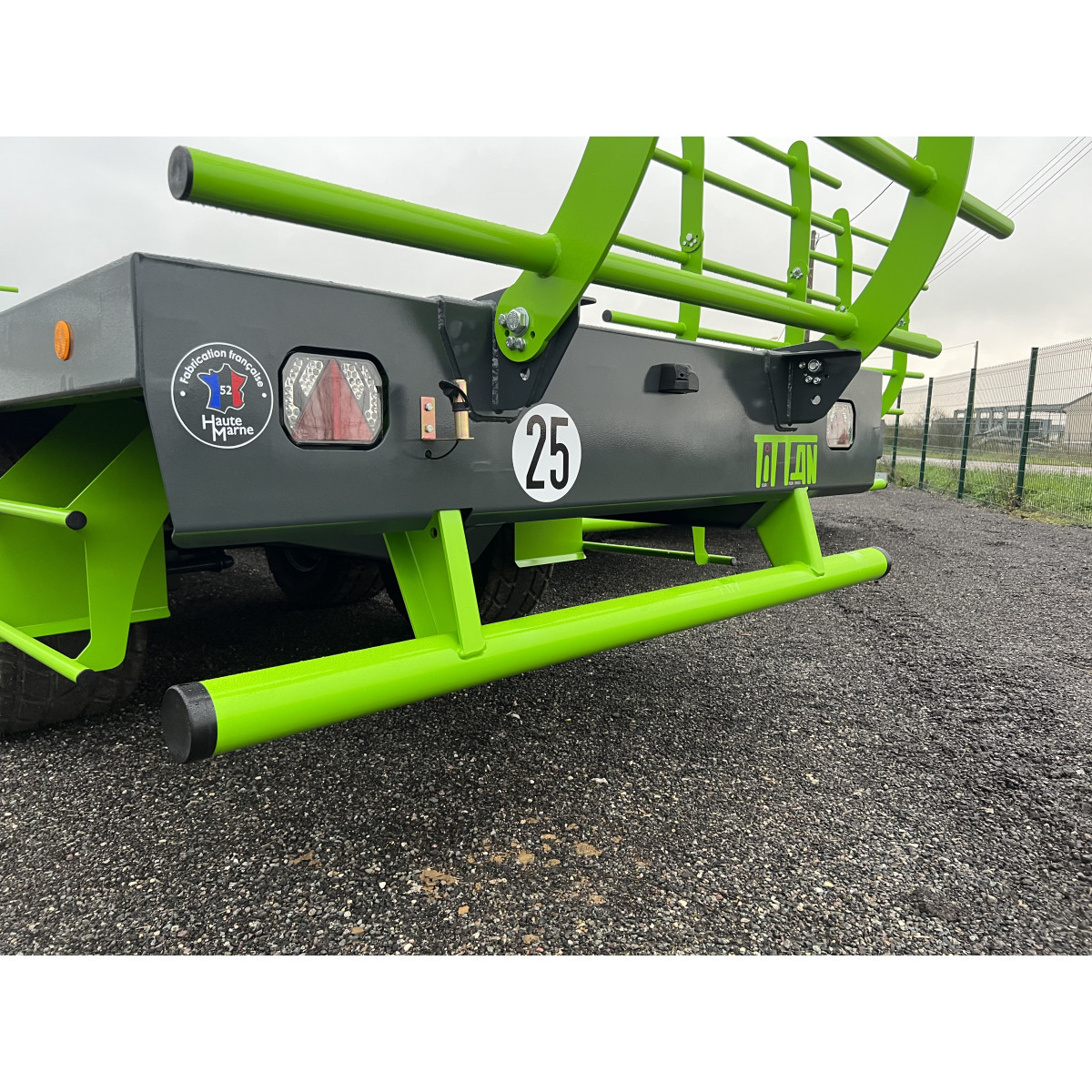 Plateau fourrager long 10M x 2M40 - PTAC 19T - TITAN | Remorques ...